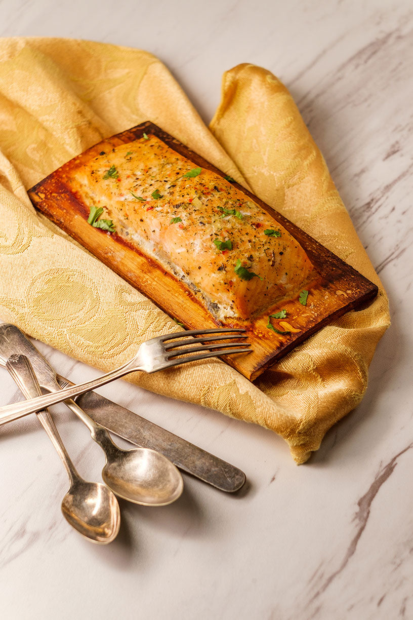 Marinated salmon escalope on cedar plank – Aliments LAD