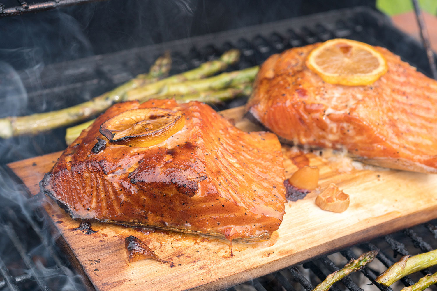 Marinated salmon escalope on cedar plank – Aliments LAD