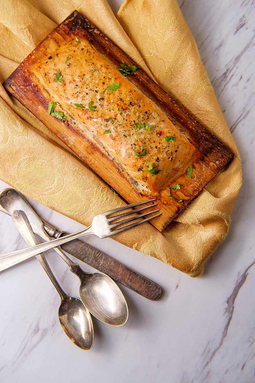Marinated salmon escalope on cedar plank – Aliments LAD
